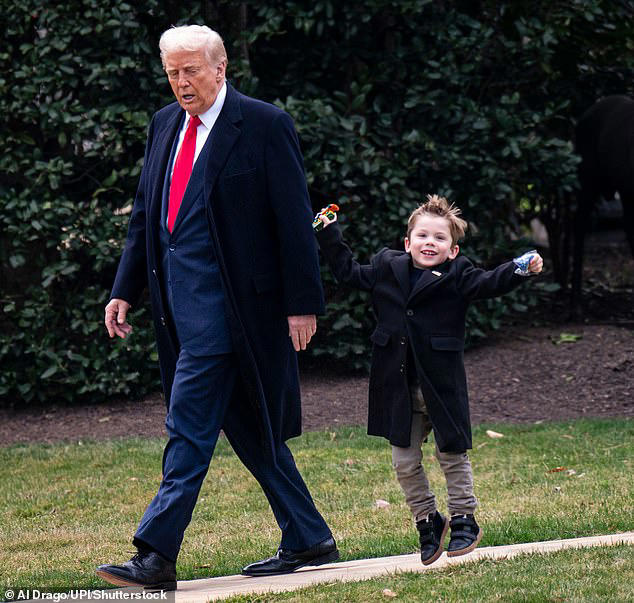 Trump spends quality time with Elon Musk's son X on Marine Force One Trump spends quality time with Elon Musk's son X on Marine Force One