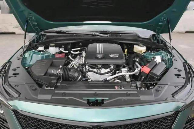 凯迪拉克新款CT5豪降8.4万，2.0T+10AT动力强劲，豪华配置拉满值不值？