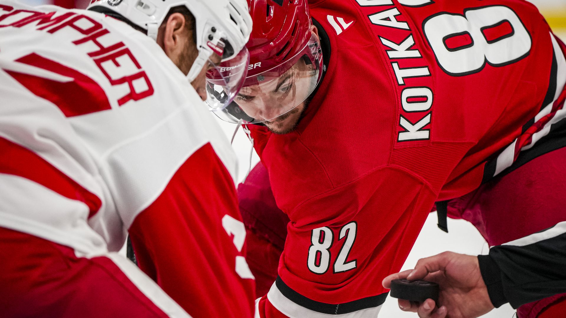 Hurricanes 4, Red Wings 2