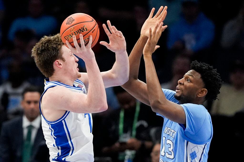No. 1 Duke holds off furious North Carolina rally to win 74-71, reach ...
