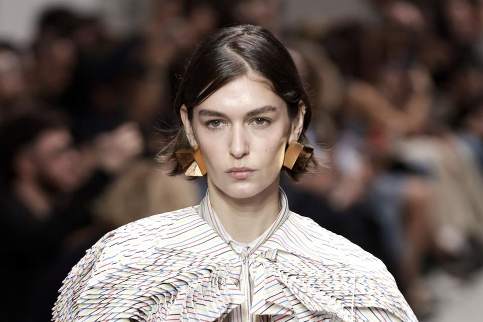 Scheitel-Trends: So trägst du deine Haarlinie im Jahr 2025