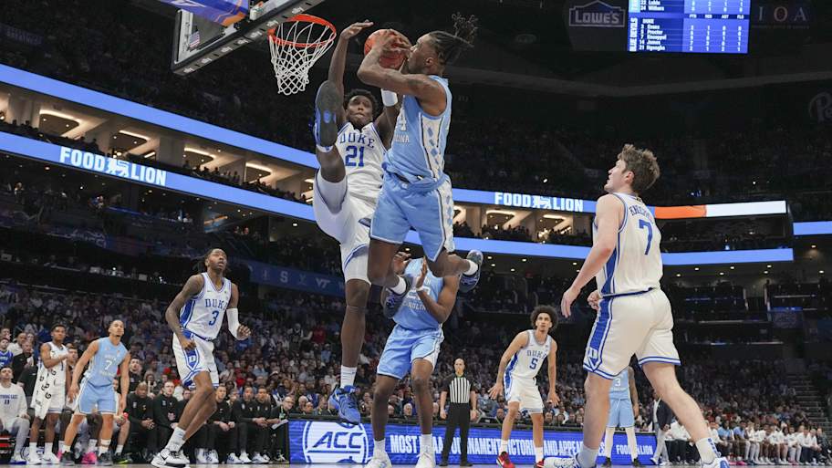 Hubert Davis Stands By UNC Basketball Forward's Side