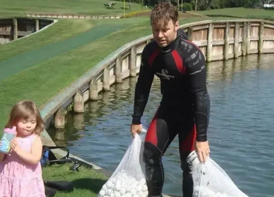 Conheça Jim Best: O mergulhador que faz fortuna caçando bolas de golfe