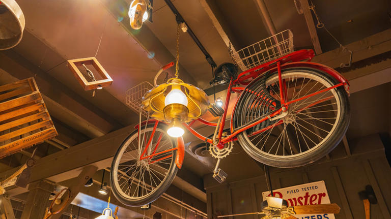 How Cracker Barrel Gets Its Iconic Look (And How You Can Recreate It In ...