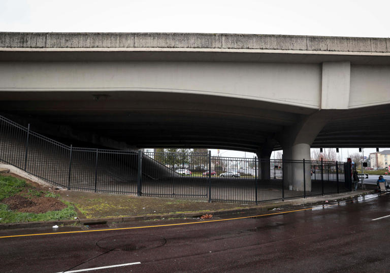 ODOT installs fences to curb homeless camping at I-5 overpass in Salem