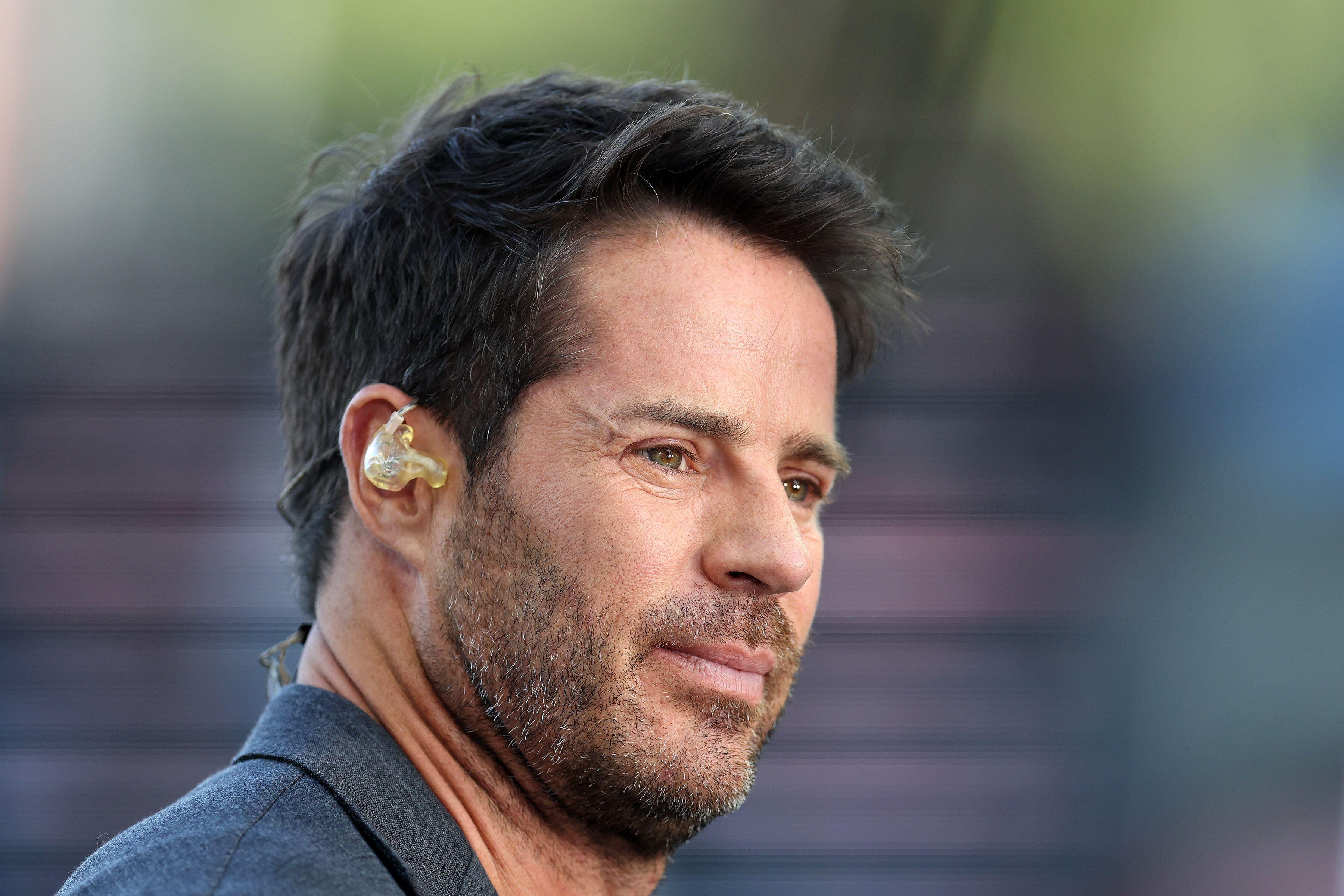 Who are the commentators and pundits on Sky Sports this weekend?