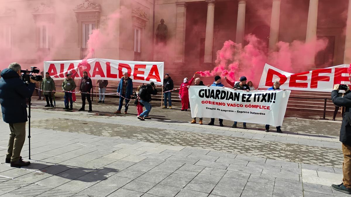Centenares de personas protestan contra el cierre de Guardian Llodio ...
