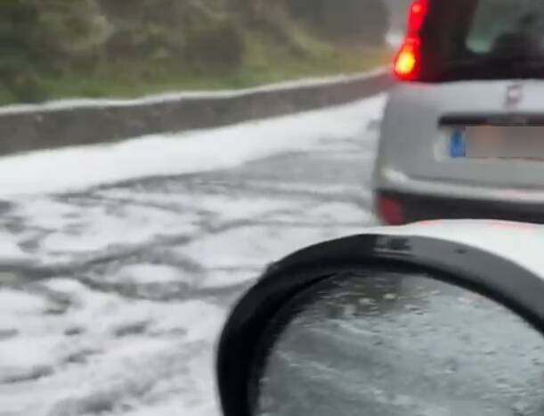 Grandinata alle Cinque Terre, auto costrette a fermarsi a bordo strada