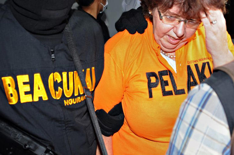 Brit drug-smuggling gran on Death Row 'gives away clothes' in hell-hole ...