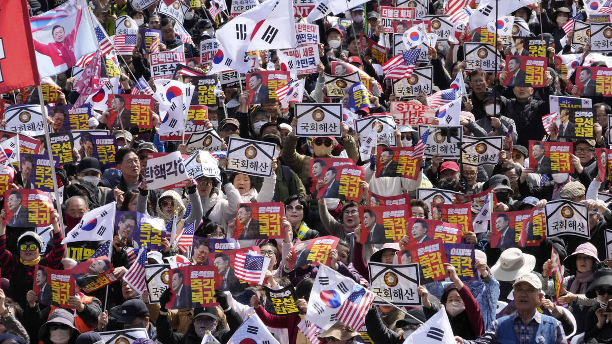 Huge crowds march in rallies for and against South Korea’s impeached ...