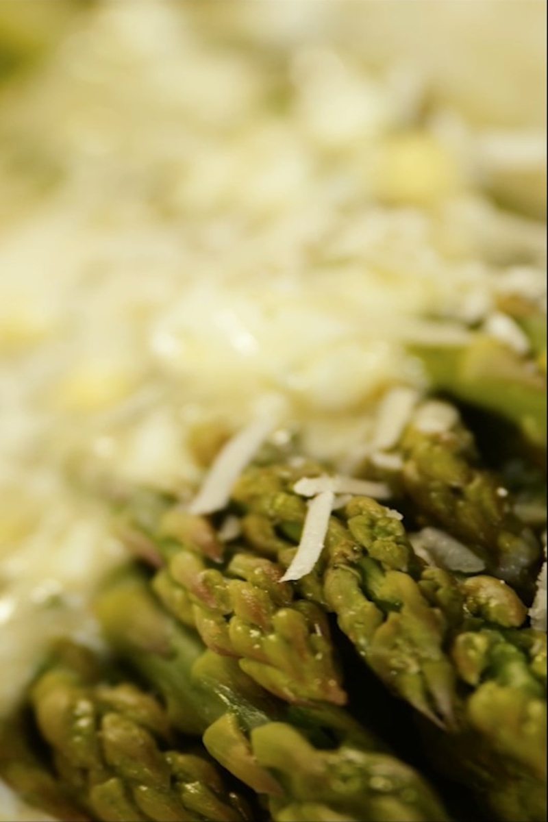 Espargos com molho de ovo e toque de parmesão