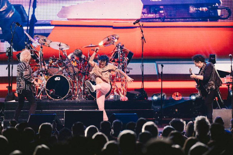 Journey forced to flee stage as electrical fire breaks out during ...