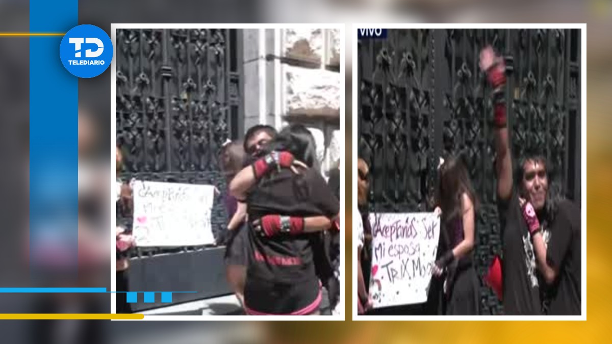 ¡Triunfó el amor! Pareja se compromete durante marcha emo en CdMx