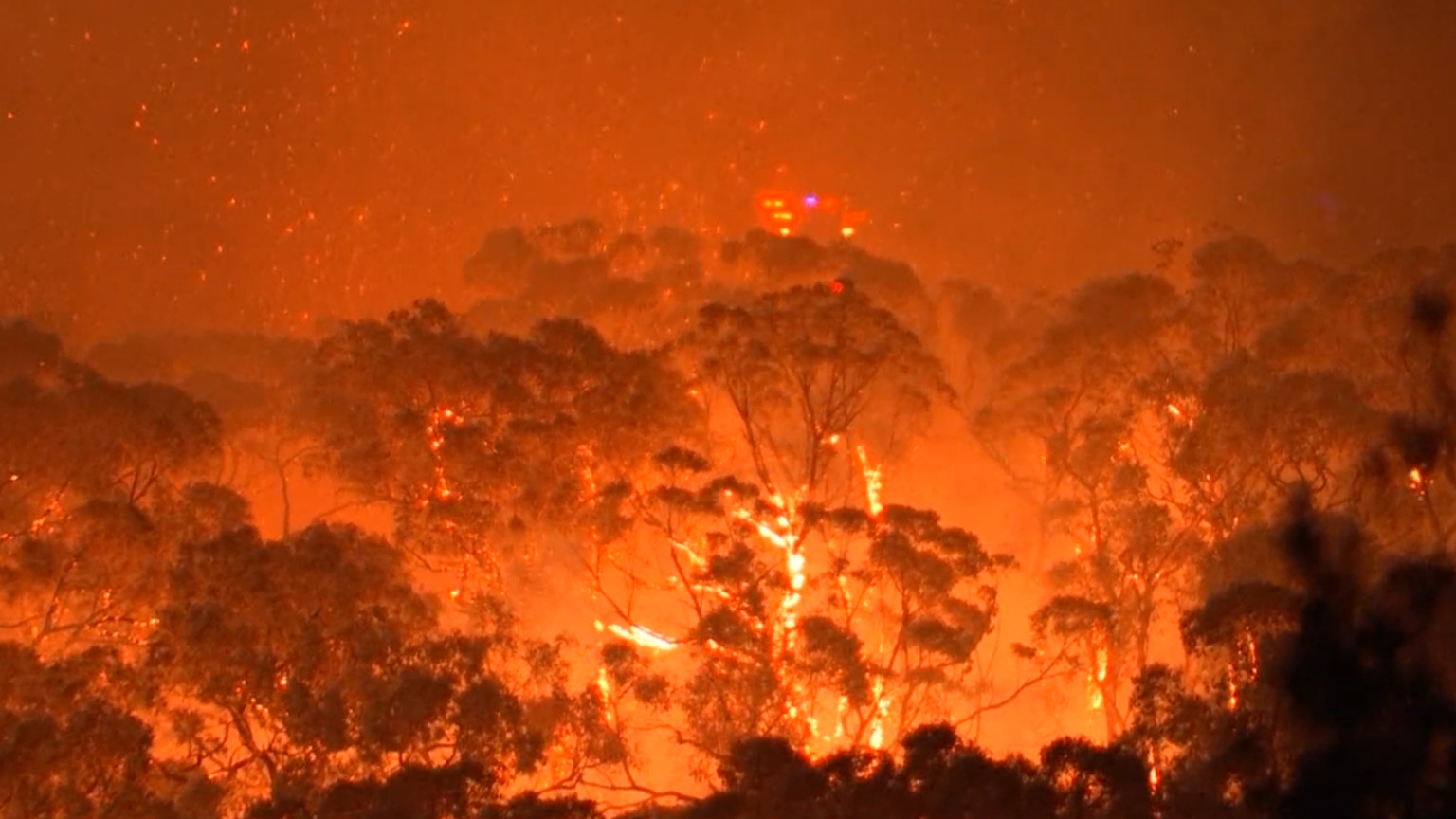Warning as bushfire burns out-of-control near homes in Melbourne's east