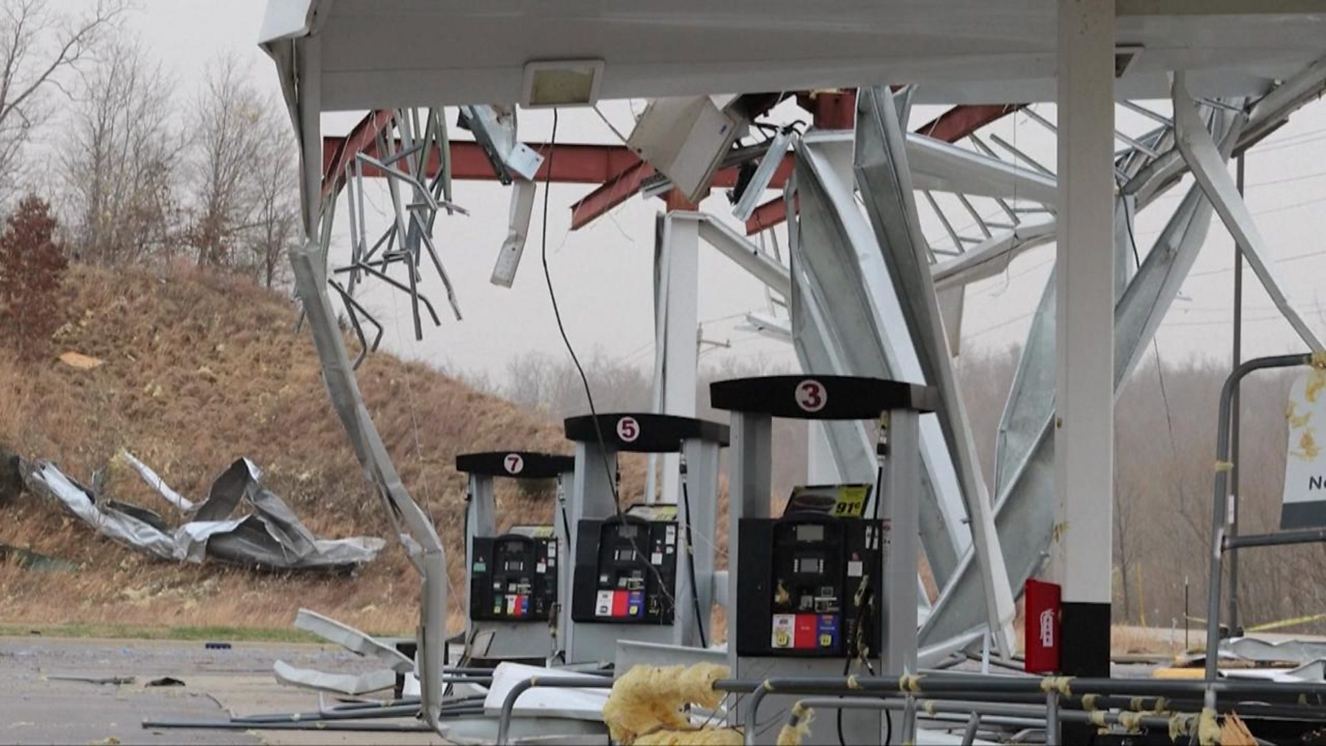 US tornadoes: Extreme weather leaves trail of destruction