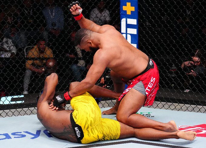 VÍDEO: ‘Superman do UFC’ encontra sua ‘Kryptonita’ e é nocauteado no ...