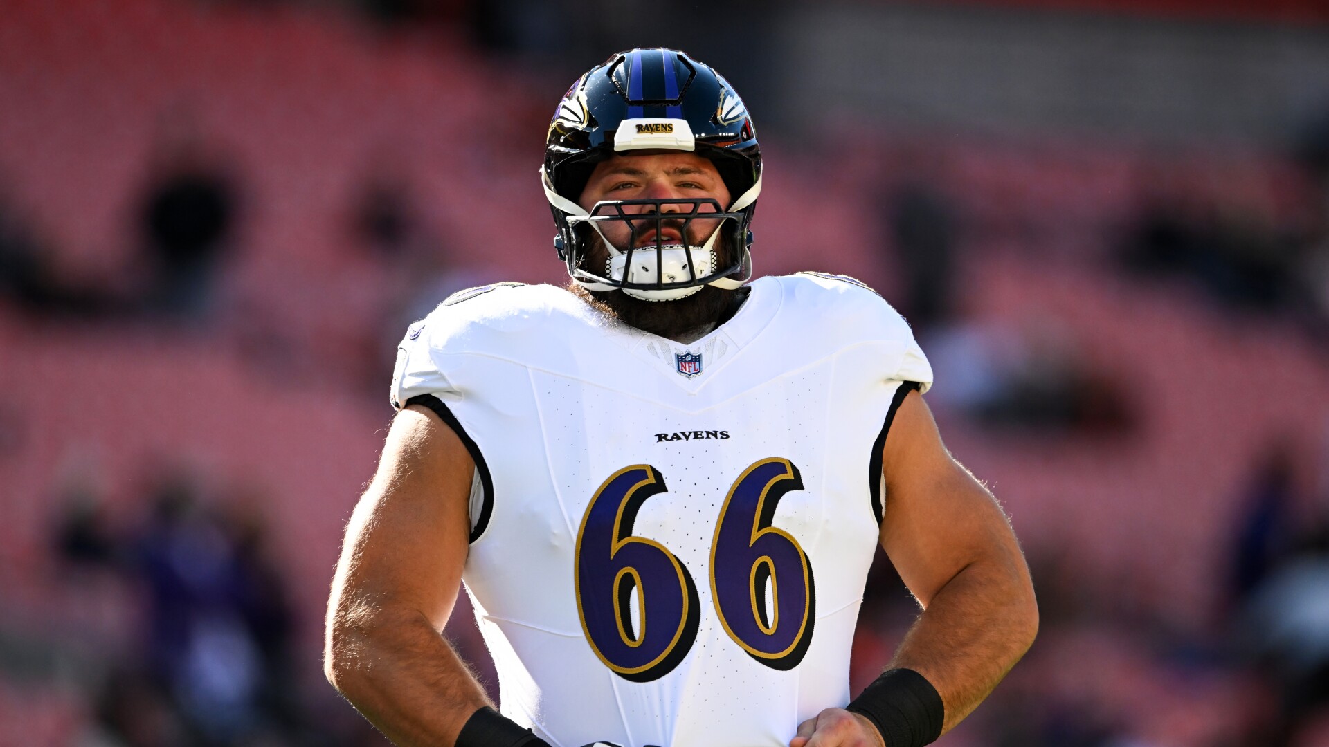 Ravens re-sign OL Ben Cleveland