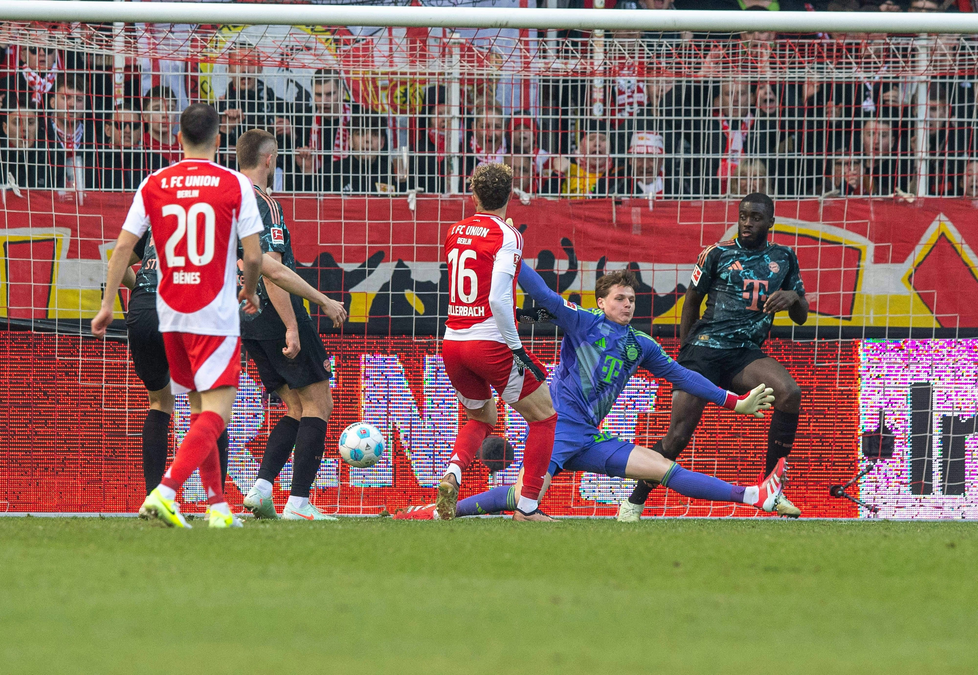 Ex-FC-Keeper unglücklich: Schwerer Urbig-Patzer kostet FC Bayern den ...