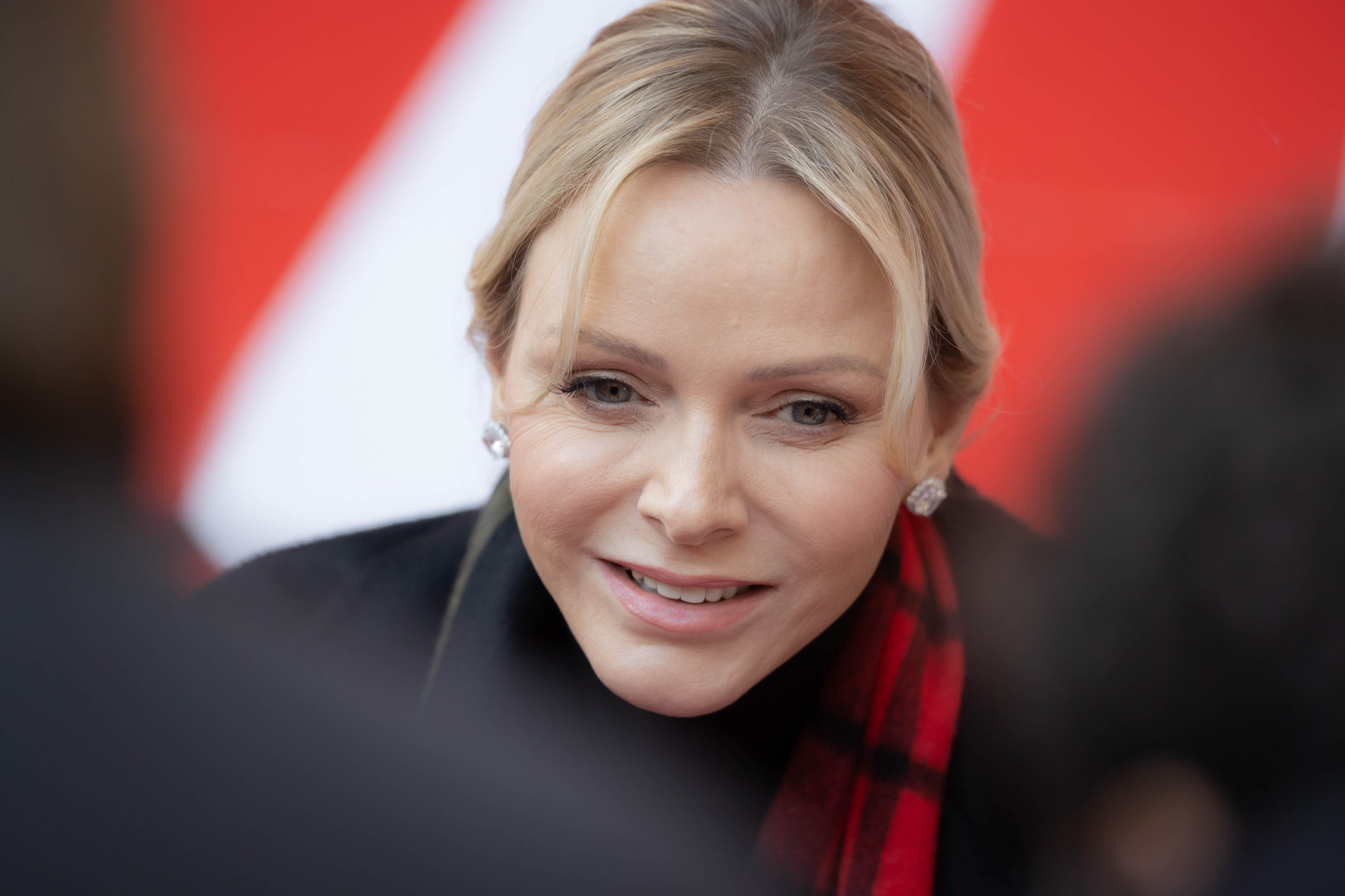 Zien: prinses Charlene straalt in matchende smoking-look met manlief