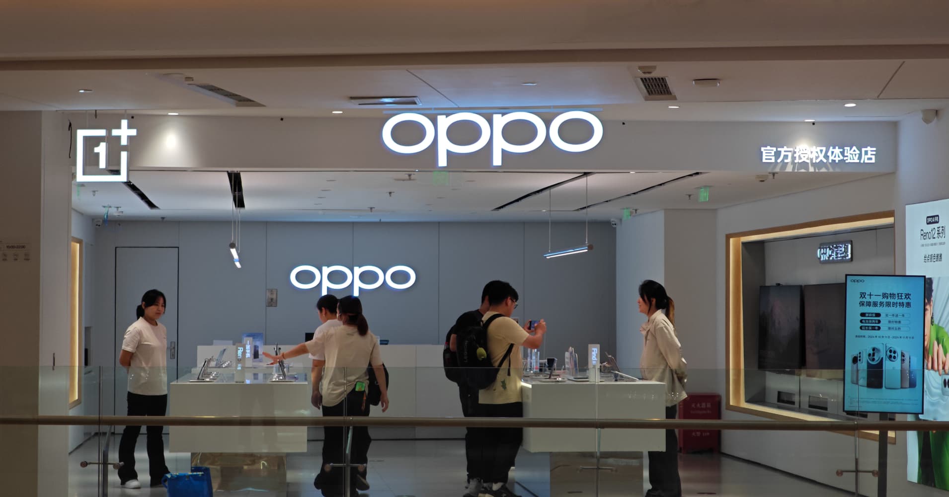 China's Oppo taps Google for privacy AI push, taking a page from Apple ...