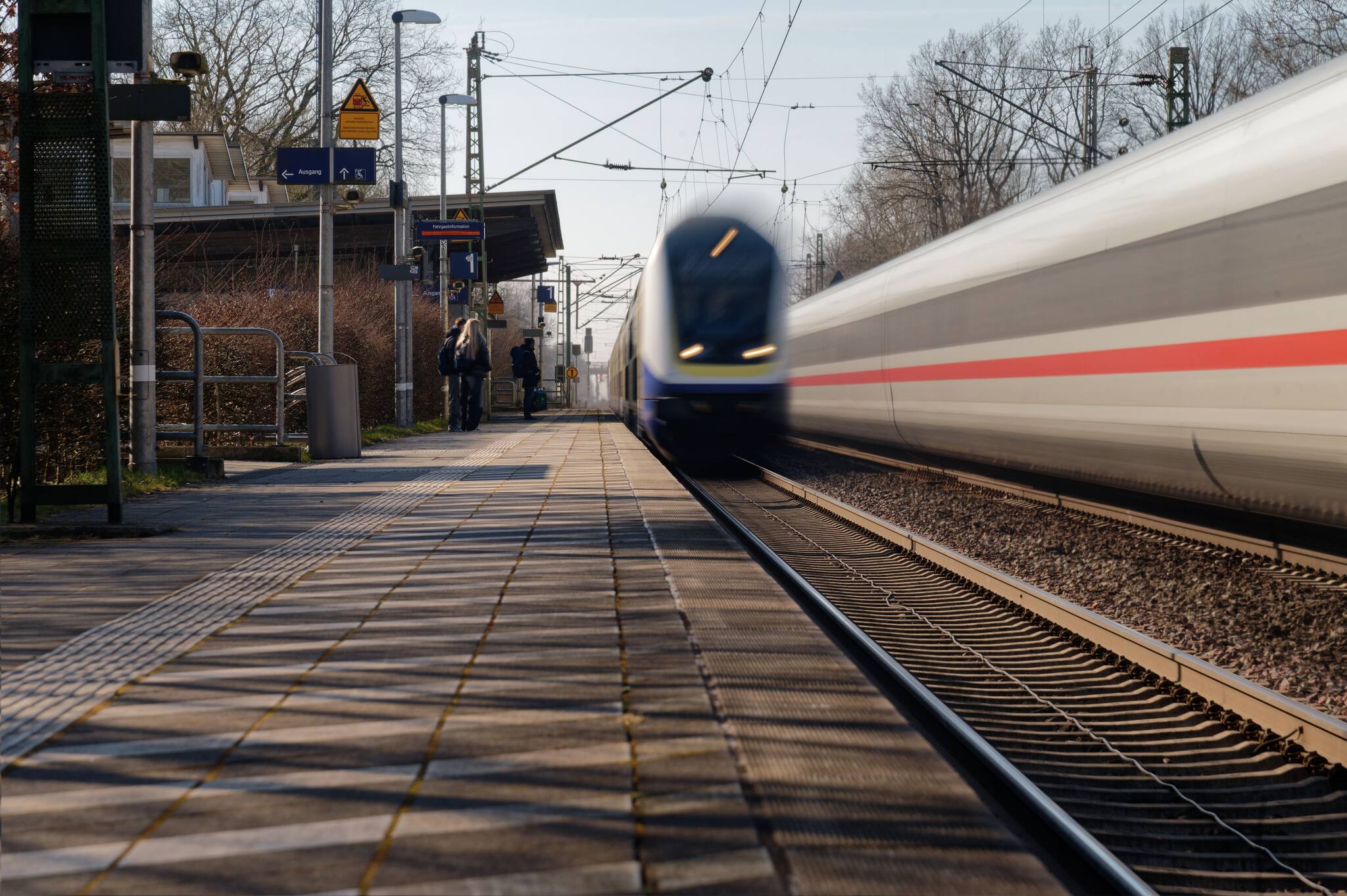 Frau am Bahnhof Eschede verletzt: ICE schleudert Holzstuhl aus Gleisbett