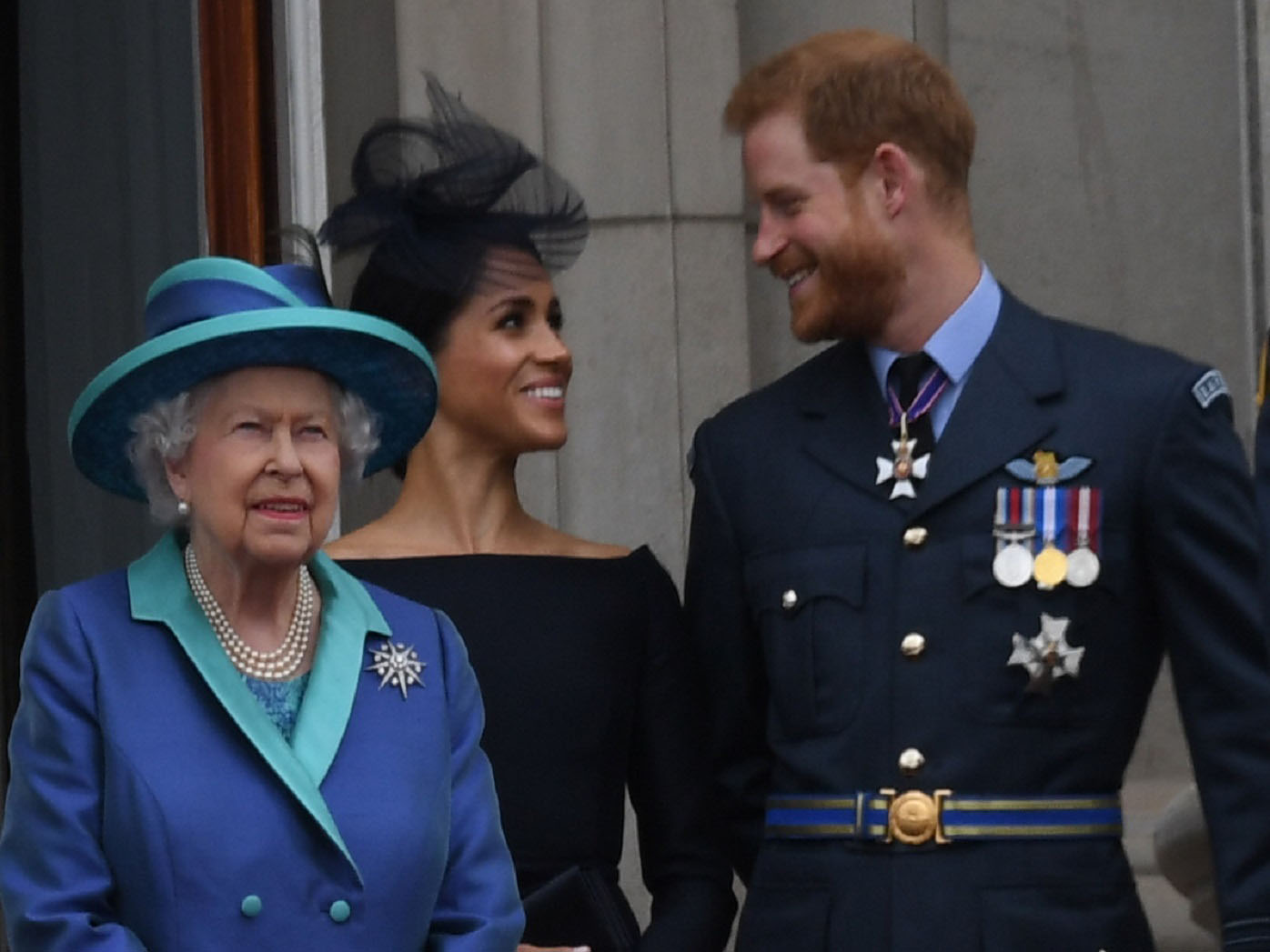Note appears to expose Meghan's 'major breach in royal agreement' and ...