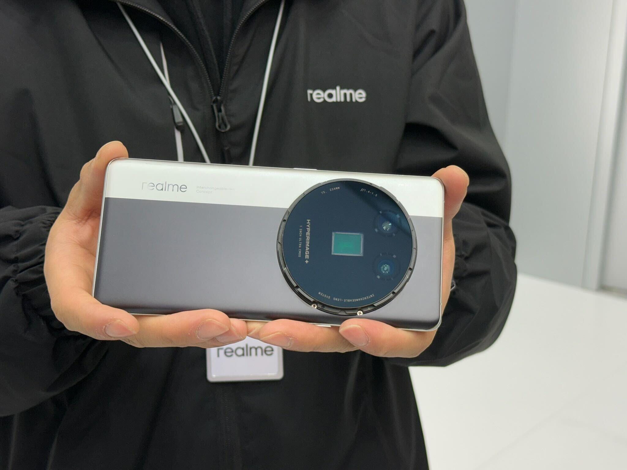 This Wild Phone Concept Lets You Add a Full-Size Camera Lens to Take Photos