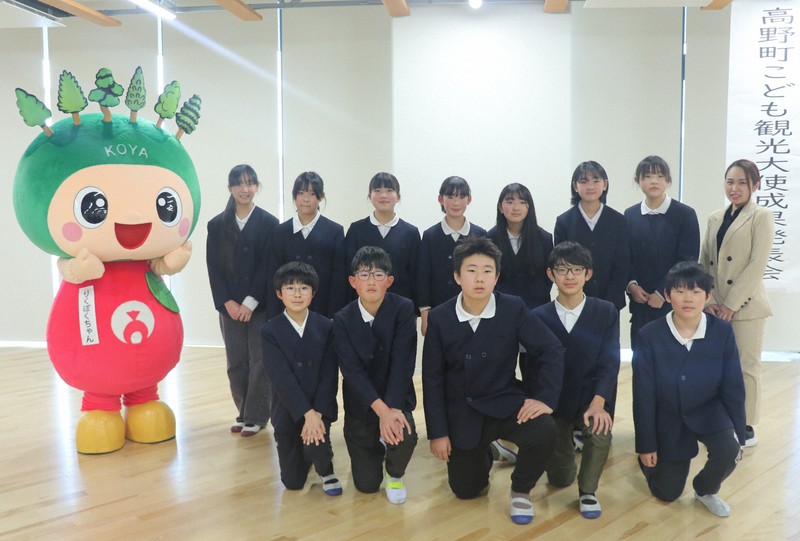 6th graders on west Japan's Mt. Koya guide tourists in English as they ...