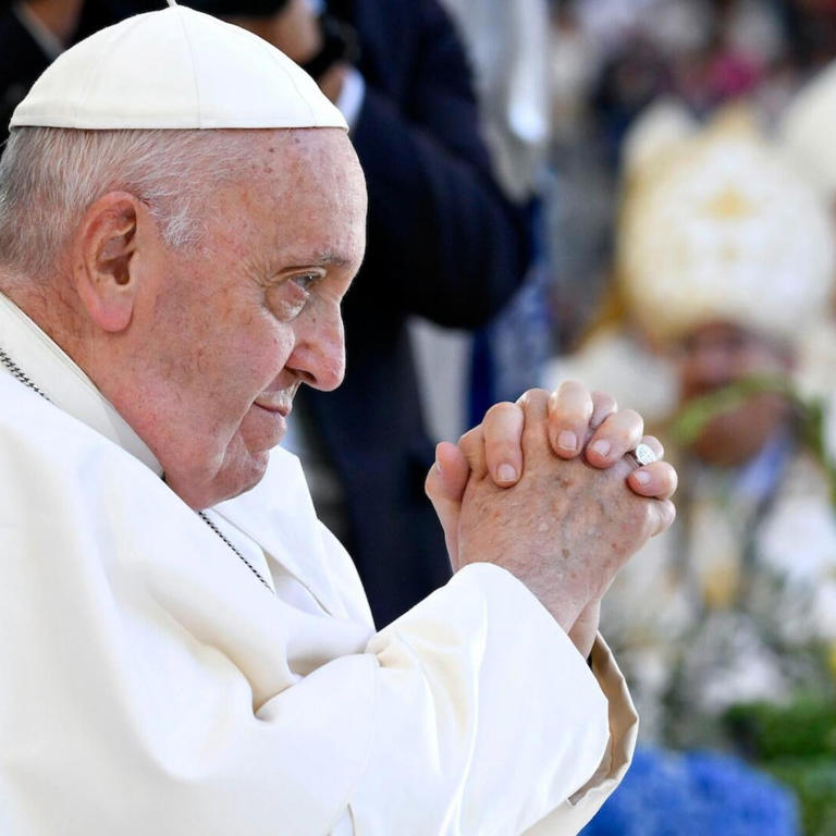 Pope Francis has 2 episodes of "acute respiratory failure," Vatican says