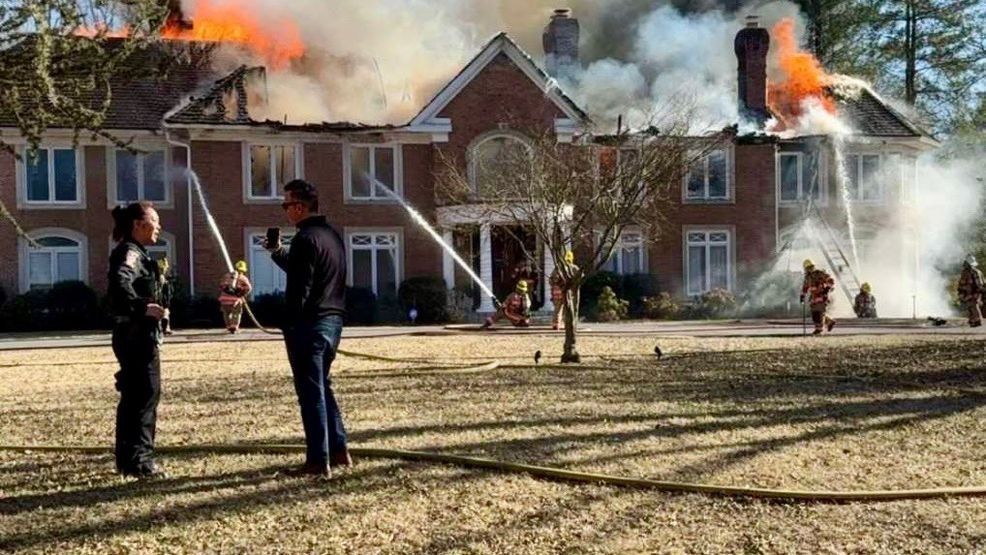 Heavy flames burst through roof of Potomac, Md. mansion as crews battle 2-alarm blaze