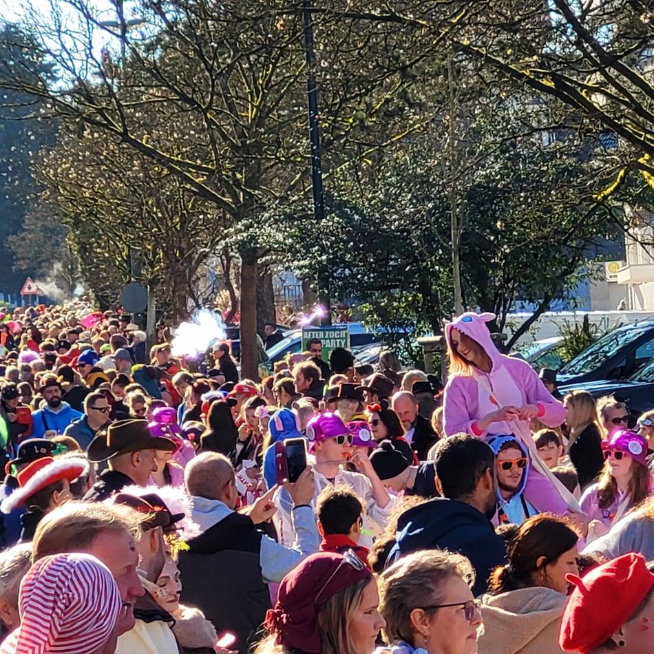 Strahlender „Rä-Te-Ma-Teng“ – Jecken feiern ausgelassen