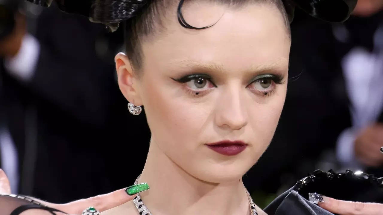 Bleached eyebrows? All the times stars rocked the red carpet with the ...