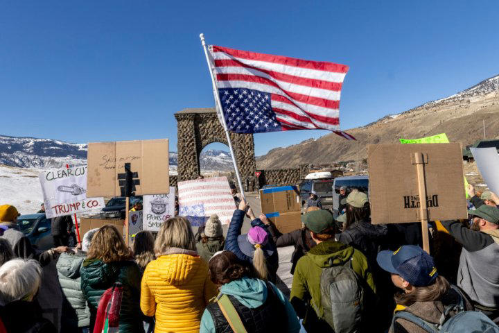 Thousands descend on U.S. national parks to protest firings