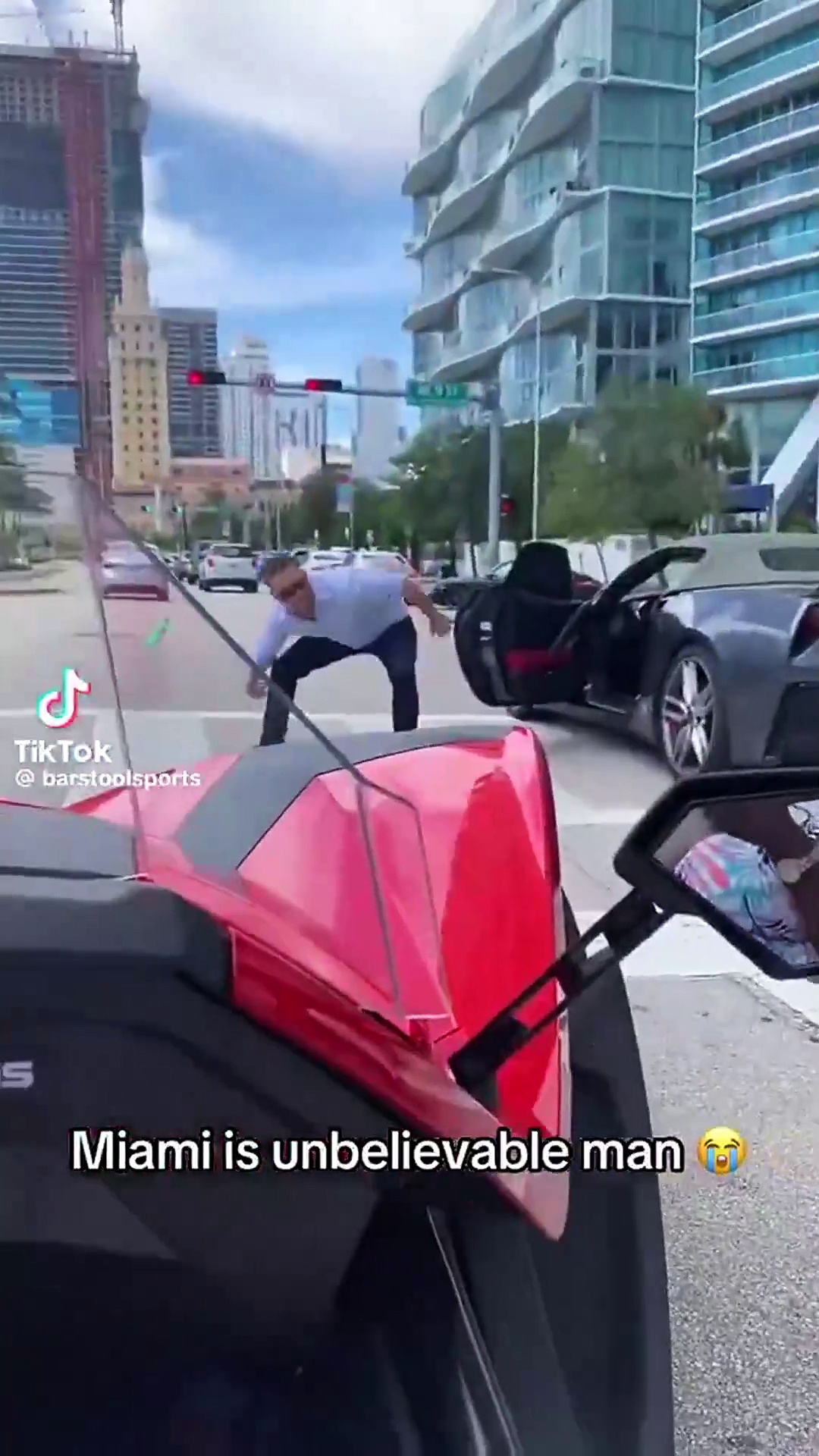 La surrealista escena en plena calle que termina con un coche roto ...