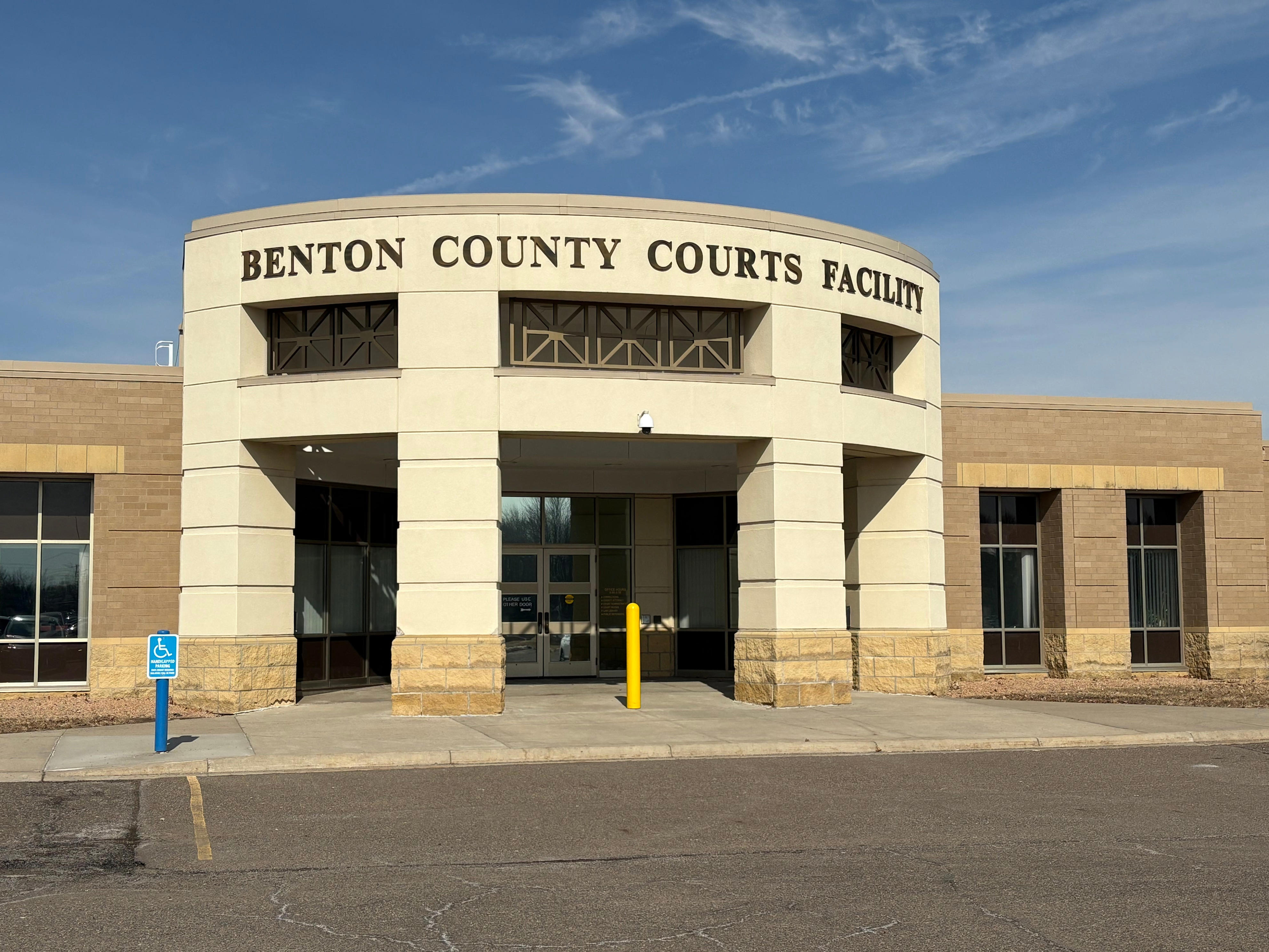 Police: Man throws rock at car windshield in St. Cloud, threatens to ...