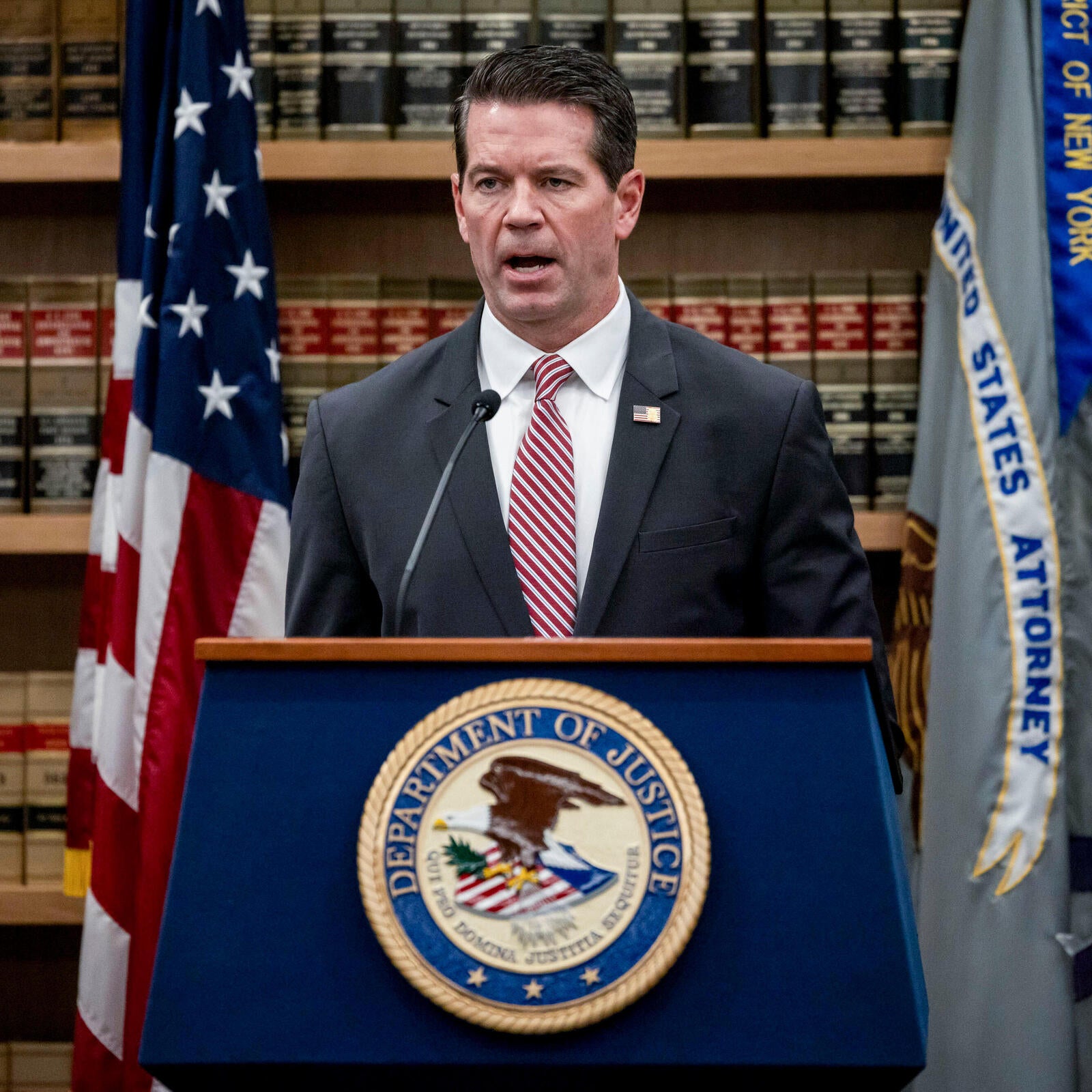 Top FBI official in New York retires under pressure