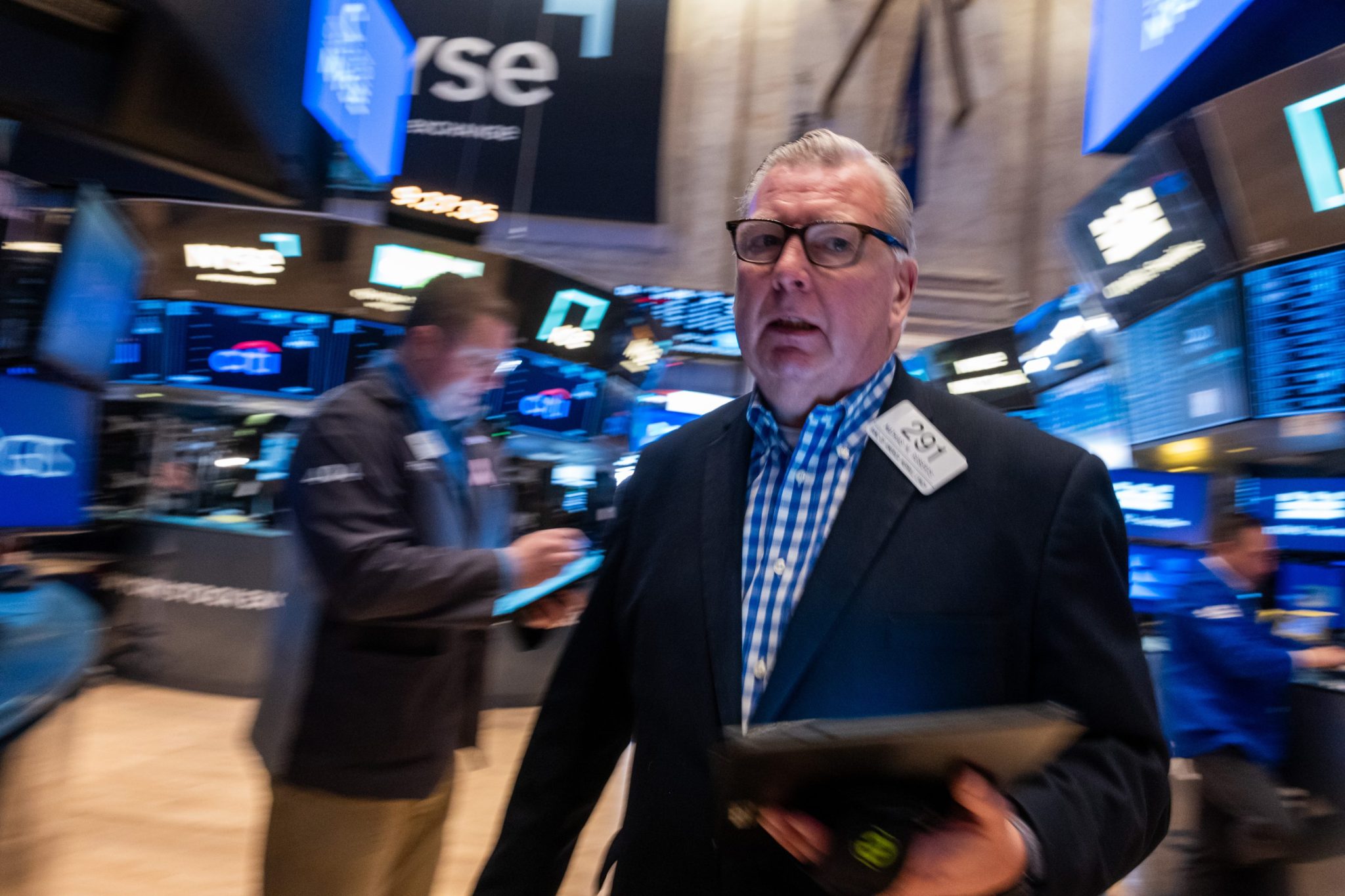 Dow tumbles more than 600 points as Trump confirms aggressive tariff ...