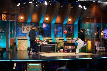 Marcelo le da el regalo más provocador a Broncano en la historia de 'La Revuelta': "Me lo voy a ...