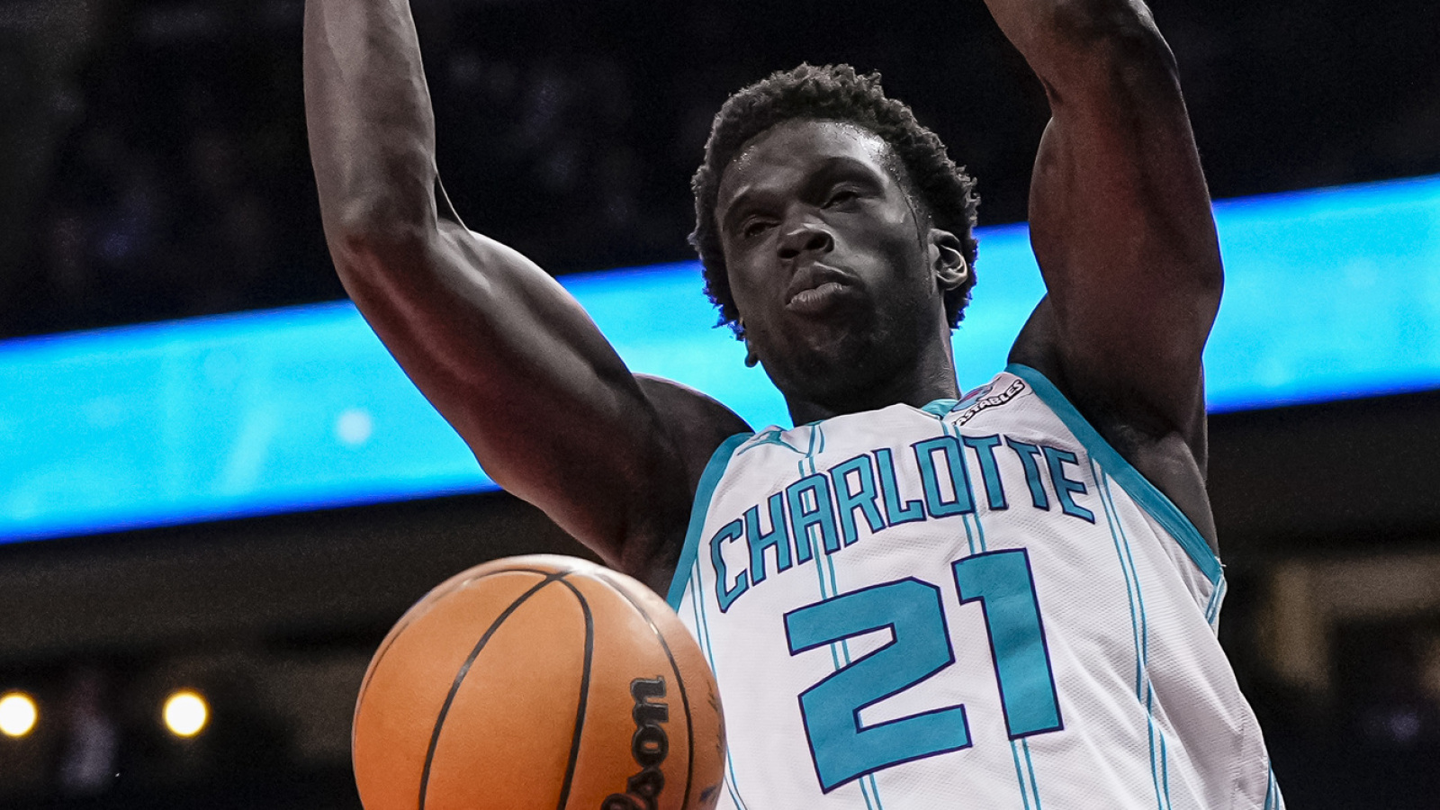 Wizards claim former Hornets forward