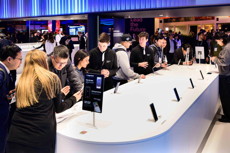 [iN The Scene] “갤럭시S25를 카메라에 찰칵!”… MWC25 삼성전자 전시관