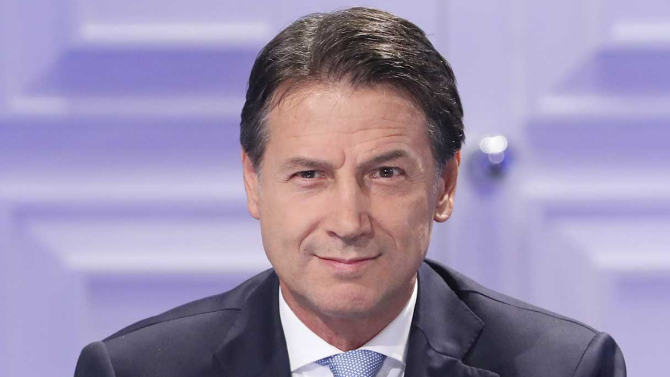 “Meglio che sta buona e non firma più nulla”, Conte punge la Meloni