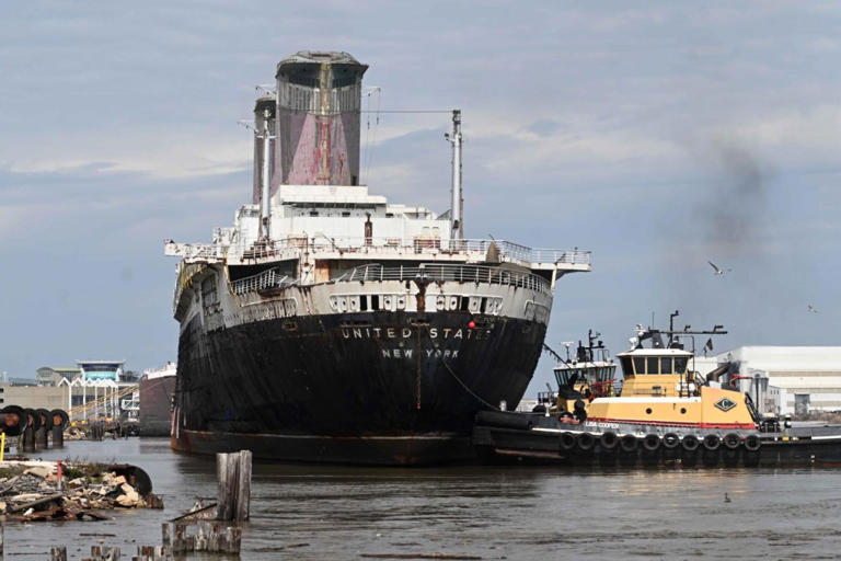 SS United States arrives in Alabama to be prepped for sinking, world's ...