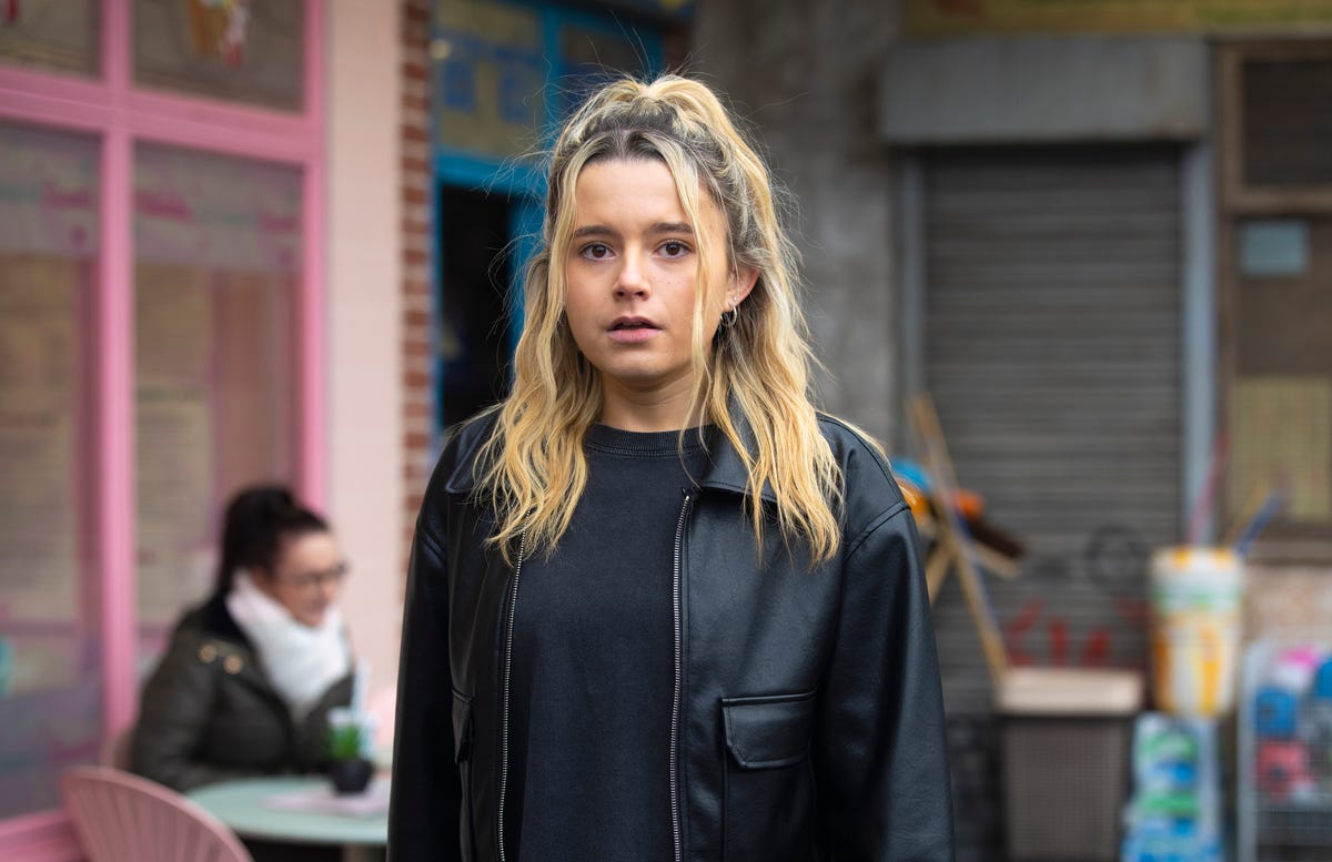 Coronation Street's Betsy faces fear alone as Rob threat looms