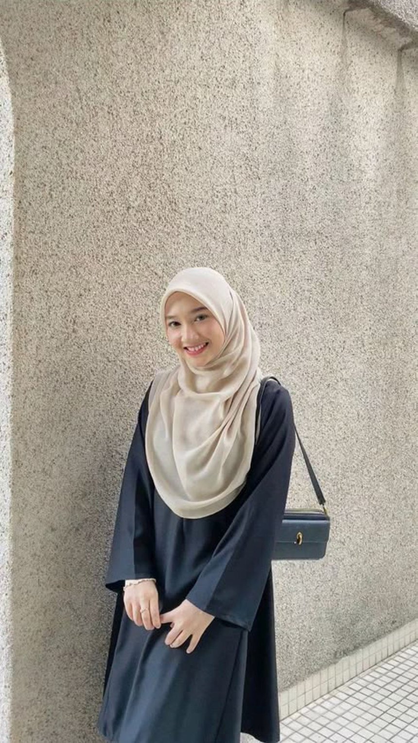 10 Ide Warna Jilbab yang Cocok dengan Gamis Hitam untuk Bukber