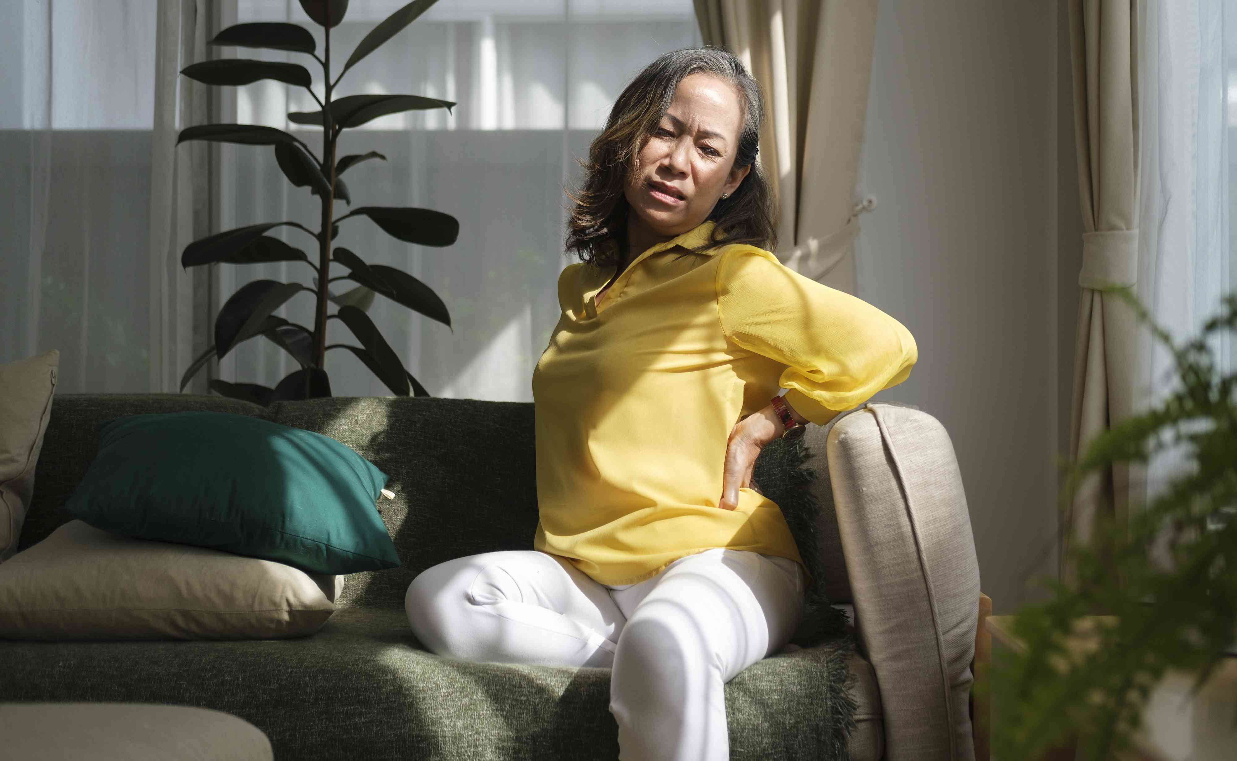 Back pain when breathing: Causes and when to seek help