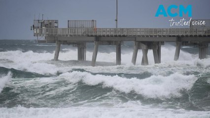 'Historic' Cyclone Alfred closing in as Queensland, NSW brace for impact