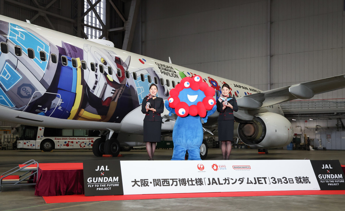 JAL unveils Gundam Jet ahead of Osaka Expo