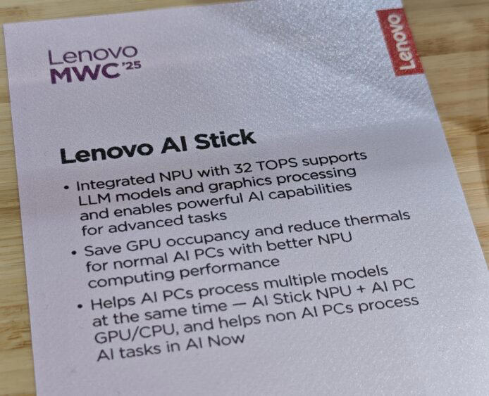 【MWC2025】Lenovo AI Stick 外置 AI 加速配件 配備 32 TOPS NPU，一插即加速電腦 AI 運算能力