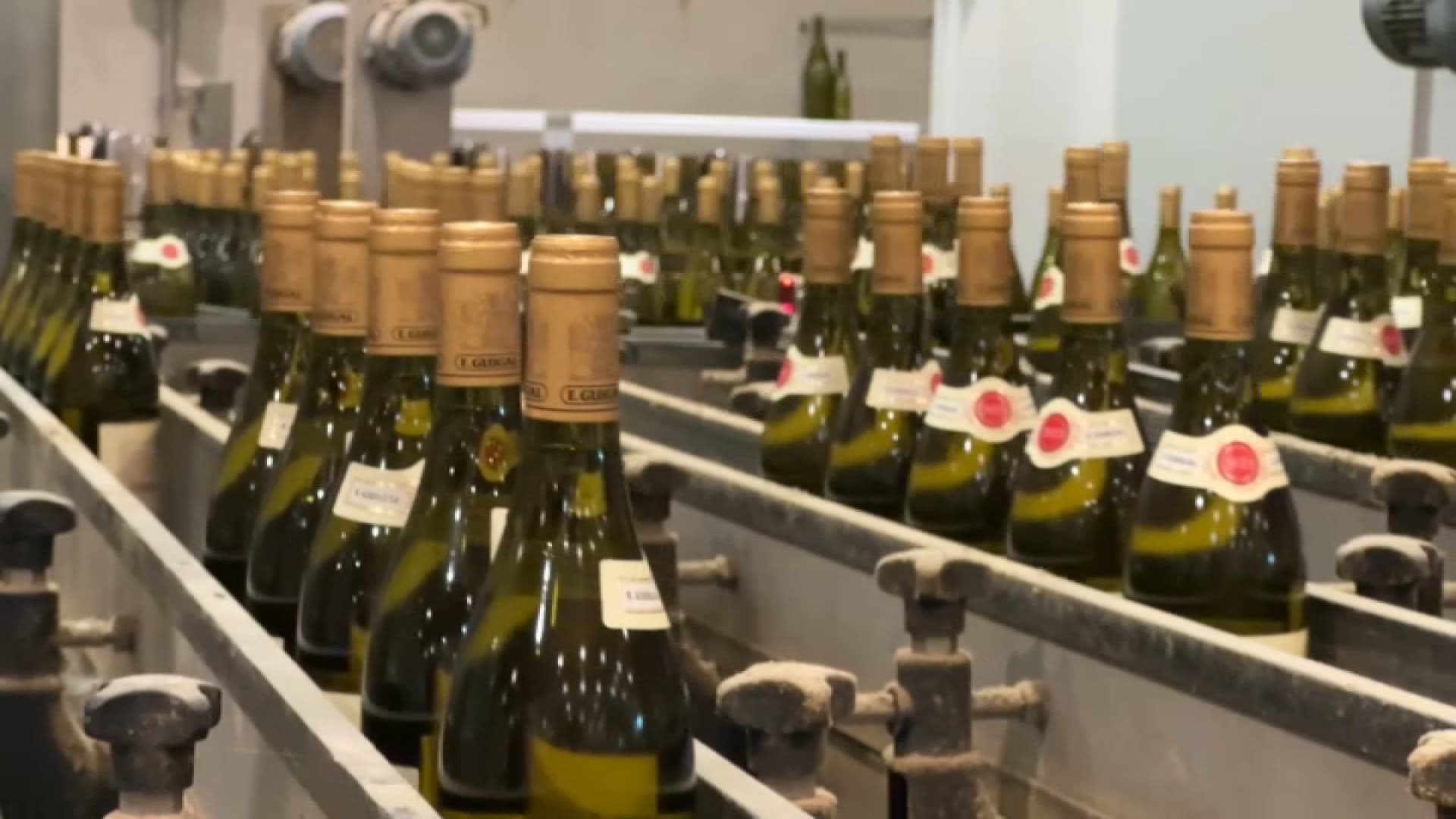 Trump menace (encore) le vin français : "On doit réagir avec beaucoup ...