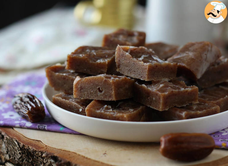 Fudge de dátiles, un bocado de caramelo blando, lleno de energía y sabor